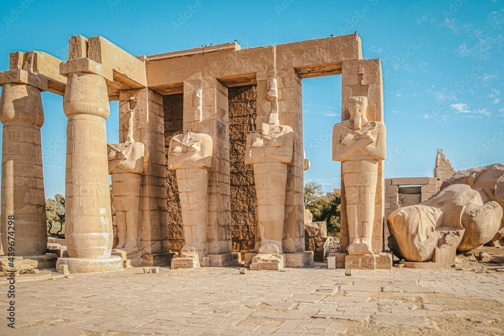 Foto de Ruins of the Egyptian temple of Ramesseum, the funeral temple ...