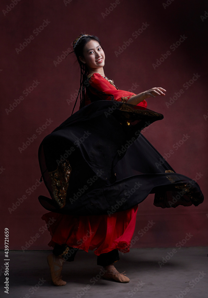 Chinese girls are dancing, wearing traditional Chinese dance costumes ...