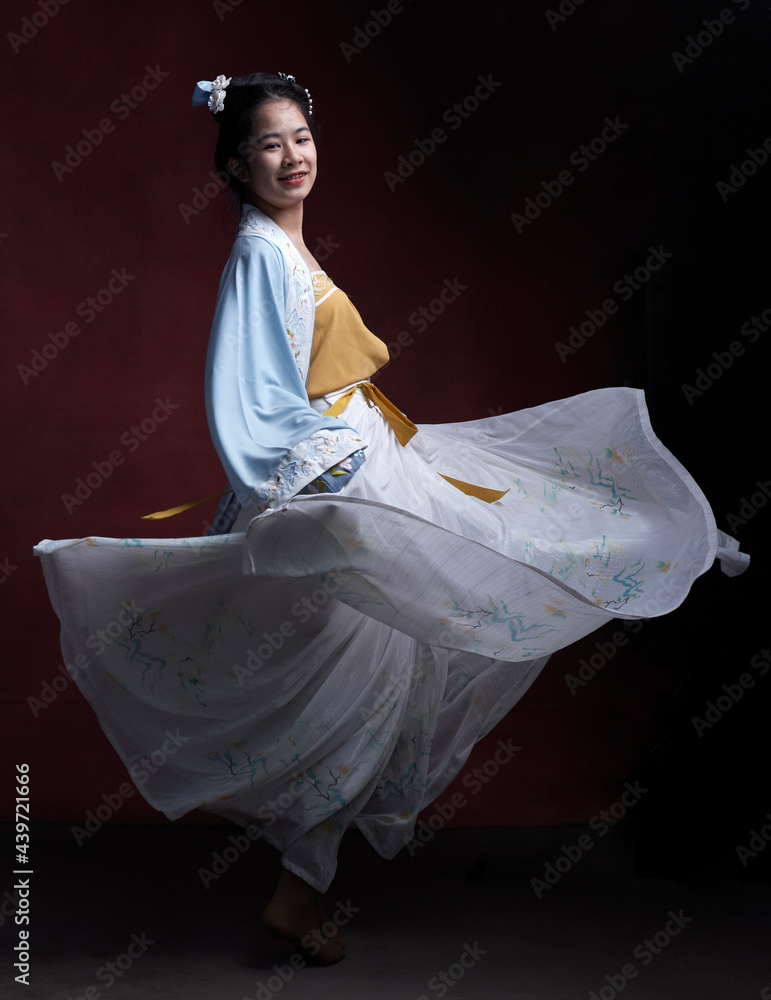 Chinese girls are dancing, wearing traditional Chinese dance costumes ...