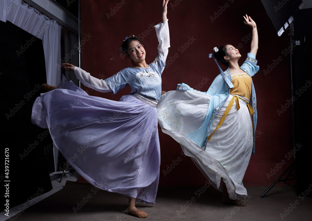 Chinese girls are dancing, wearing traditional Chinese dance costumes ...