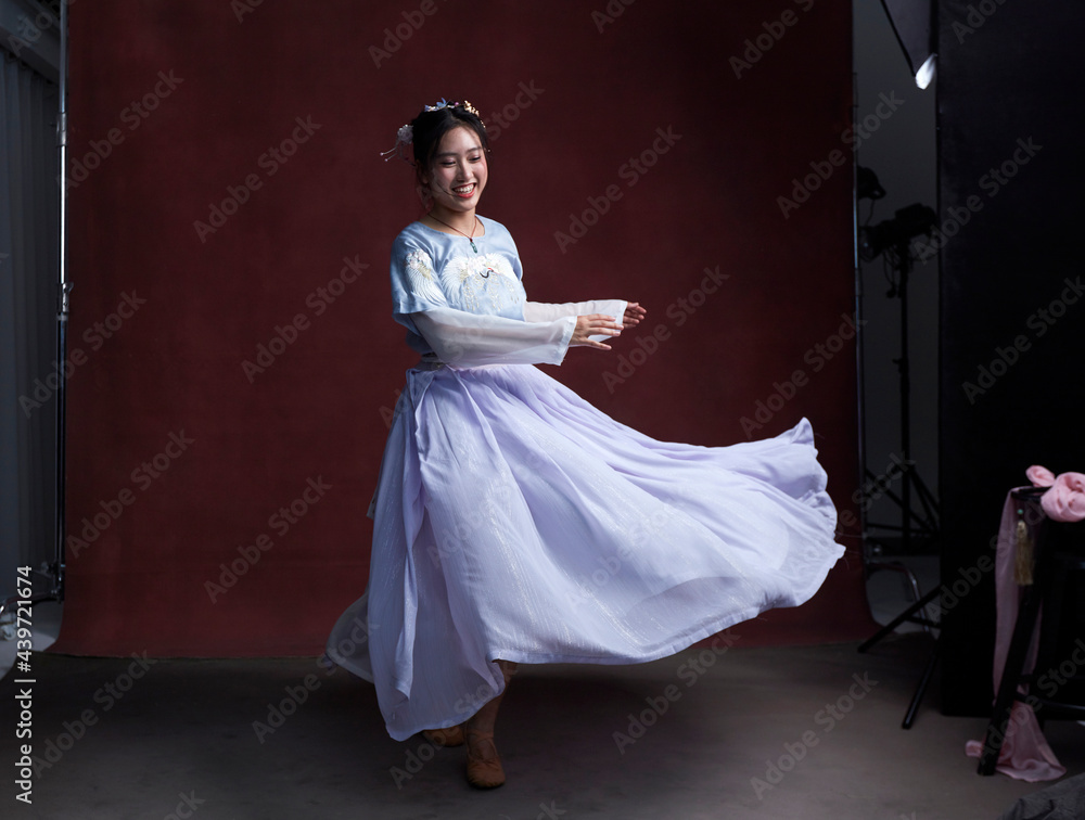 Chinese girls are dancing, wearing traditional Chinese dance costumes ...