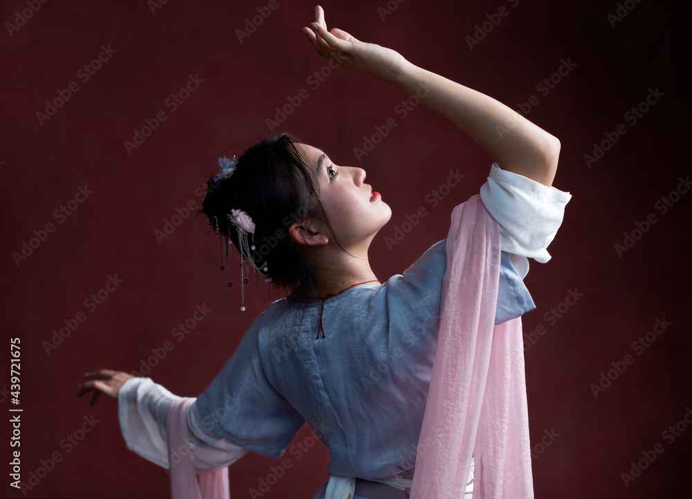 Chinese girls are dancing, wearing traditional Chinese dance costumes ...