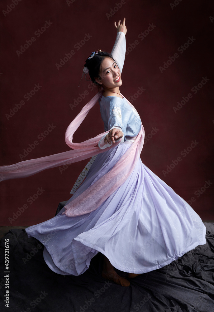 Chinese girls are dancing, wearing traditional Chinese dance costumes ...