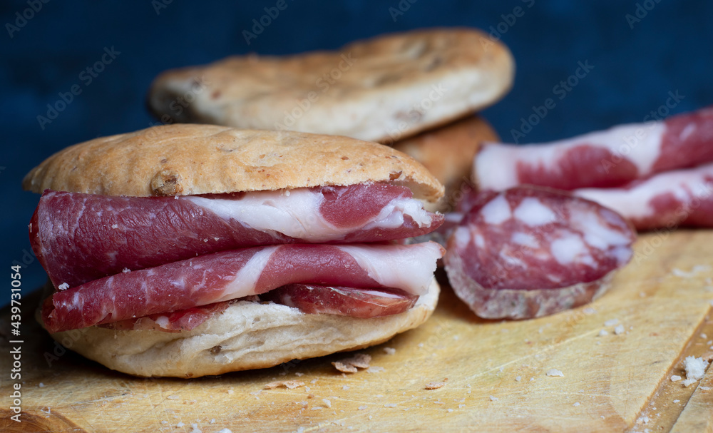 Sándwich de bondiola de carne de res. Concepto de alimentación ...