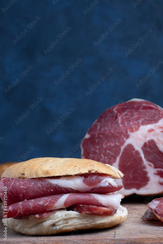 Sándwich de bondiola de carne de res. Concepto de alimentación ...
