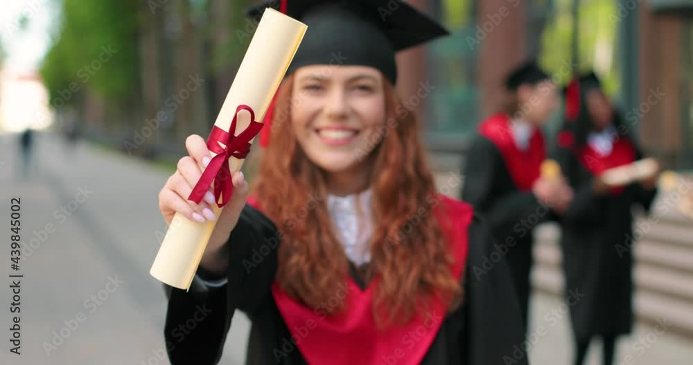 Vidéo Stock Young graduated girl holding her graduation degree ...