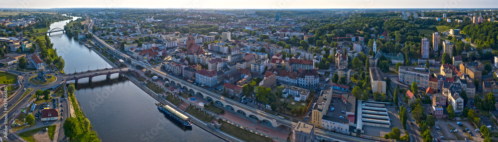 Letnia panorama centrum miasta Gorzów Wielkopolski, w tle Most ...