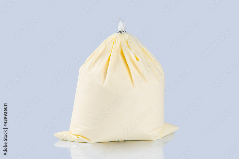 bolsa de natilla o crema en un fondo blanco de estudio Stock Photo ...