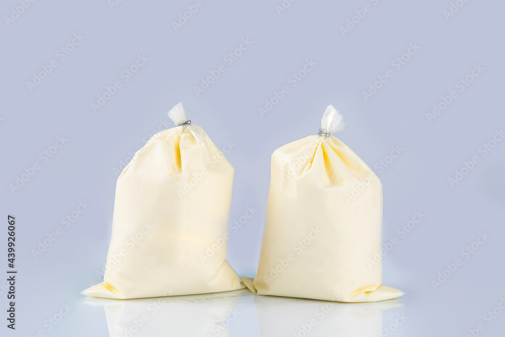 Par de bolsas de crema, empacado en un fondo blanco de estudio Stock ...