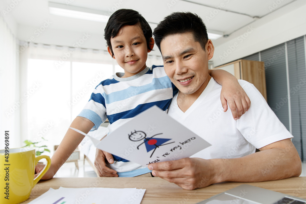 I love you, dad. Asian Happy family son Surprise, made a greeting card ...