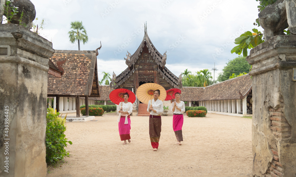 Foto de Portrait of group of Asian Shan women girls, Tai Yai, northern ...
