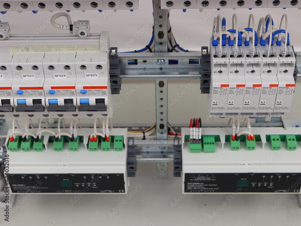 Installation of an electrical panel with difautomatics and automatic ...