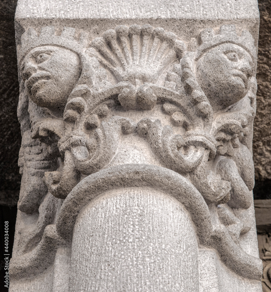 Chapiteau roman sculpté dans l'église de Mauriac, Cantal, France Stock ...