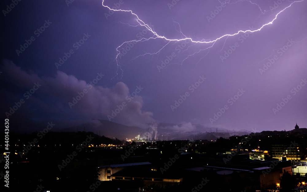 Tormenta y Truenos en cielo nocturno Stock Photo | Adobe Stock