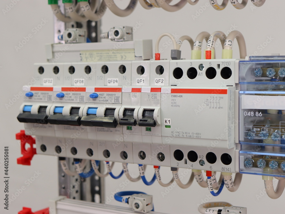 Installation of an electrical panel with difautomatics and automatic ...