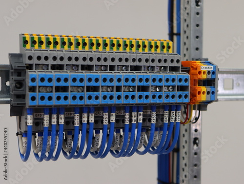 3-level electrical terminals for connecting loads in the electrical ...