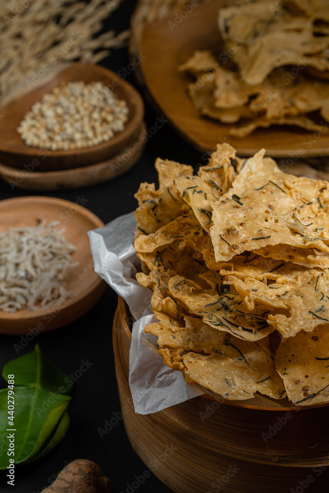 Foto de Rempeyek or peyek ikan teri, a deep-fried savoury Indonesian ...
