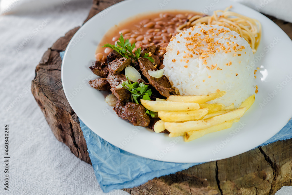 Prato feito comida brasileira fígado de boi Stock Photo | Adobe Stock