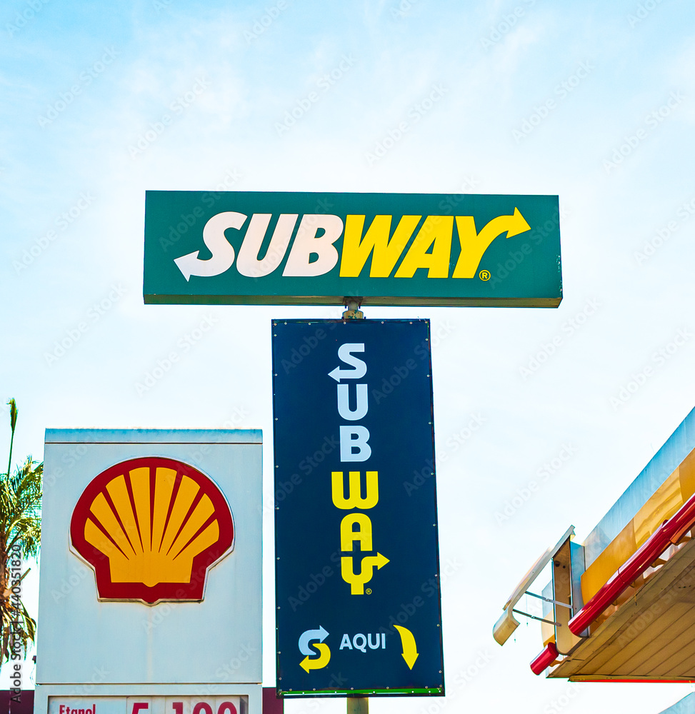 Subway, restaurante. Placa informativa de uma loja da marca Subway em ...
