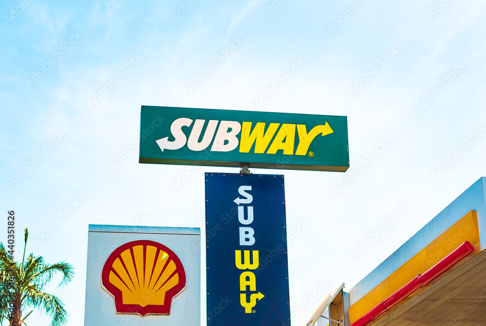 Subway, restaurante. Placa informativa de uma loja da marca Subway em ...