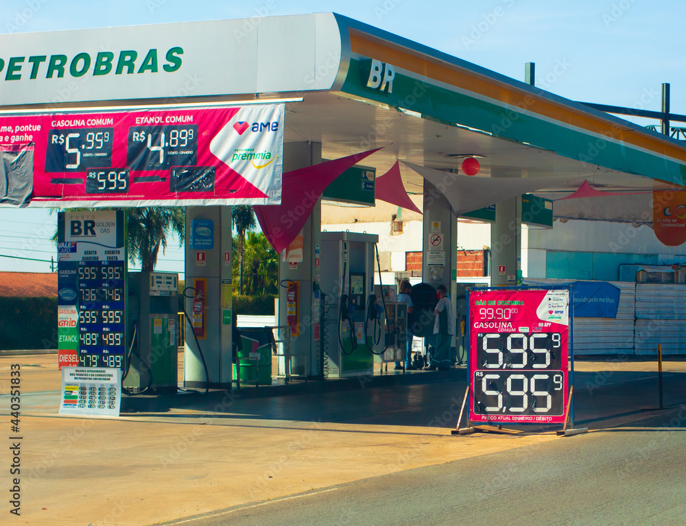 Foto de Petrobras. Posto de combustível da Petrobras, conhecido como ...