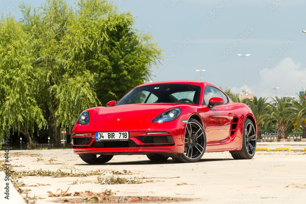 Foto de Porsche Cayman 718 is a mid-engined two-seater sports car built ...