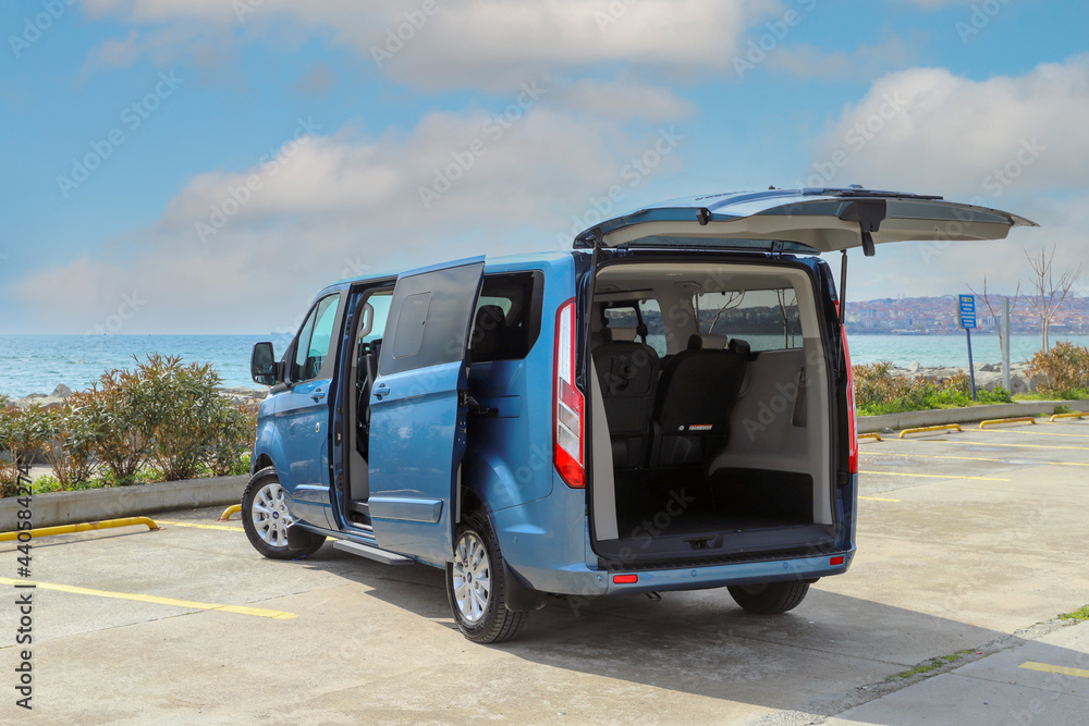 Ford Tourneo Custom Eco Blue Hybrid is a mid-sized, front wheel drive ...