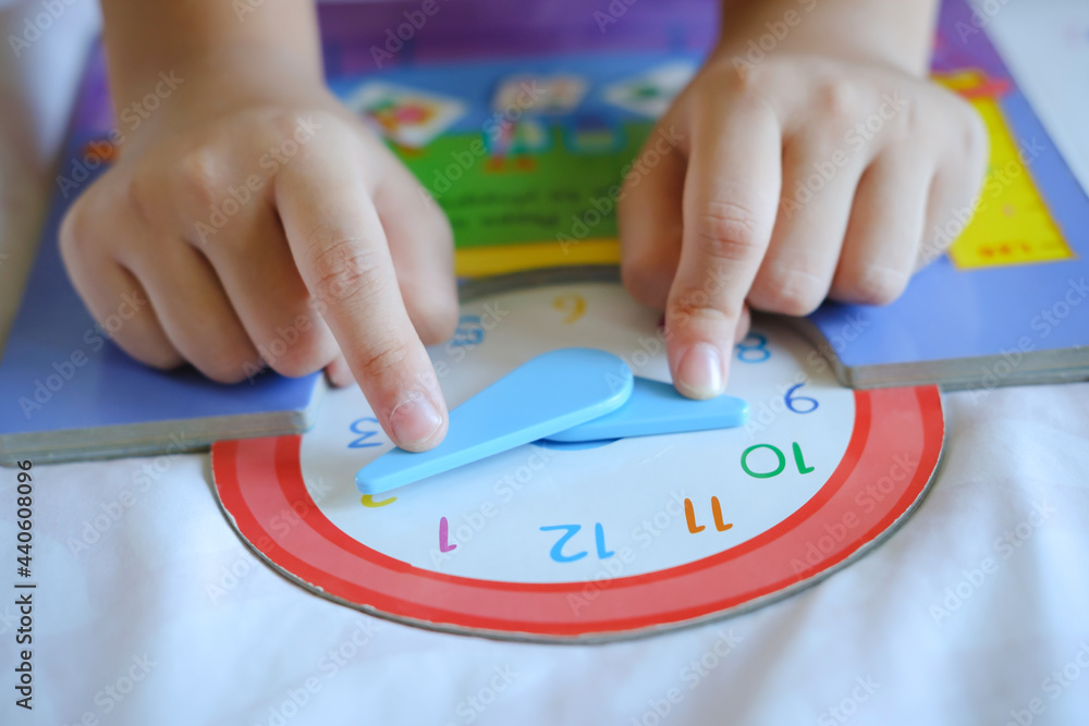 kid play telling time game, young children to learn how to read an ...