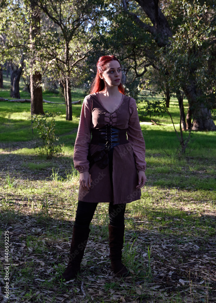 Foto de portrait of red haired girl wearing fantasy medieval clothes of ...