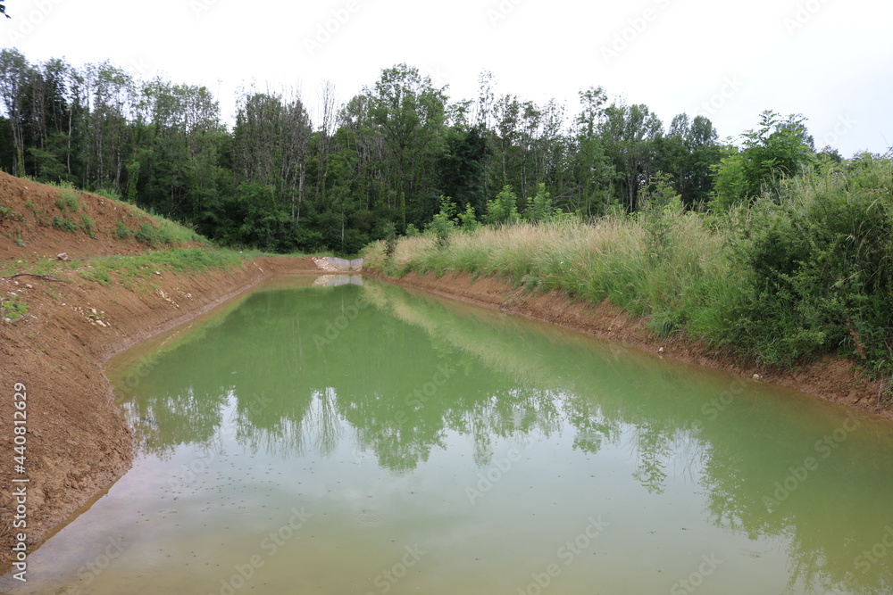 Bassin de rétention des eaux pluviales Photos | Adobe Stock
