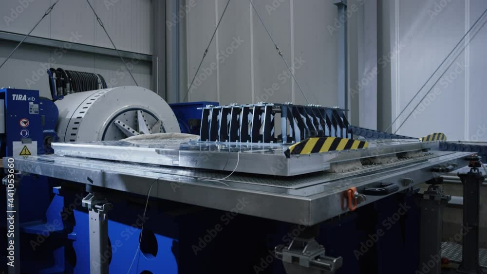 Vibration testing device with sliding table in different performance ...