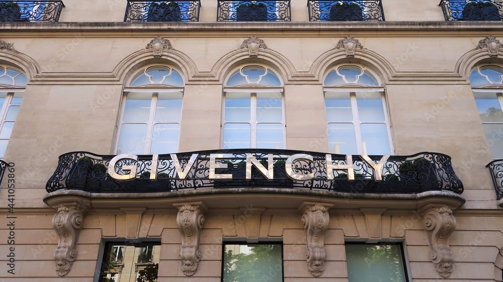 Foto de Enseigne de l’entreprise Givenchy, célèbre marque française de ...