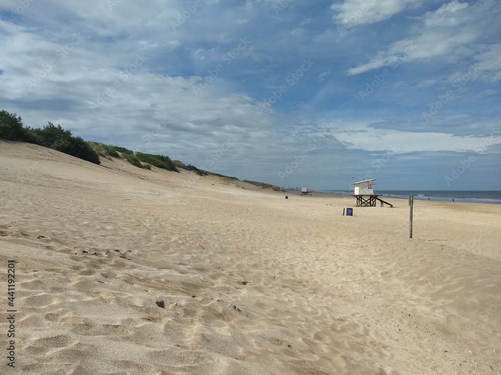 Playa vista de los medanos de pinamar con el mangrullo de fondo Stock ...