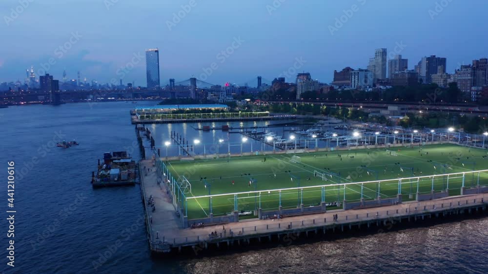 Vidéo Stock dusk flying counter clockwise around Brooklyn Bridge Park ...