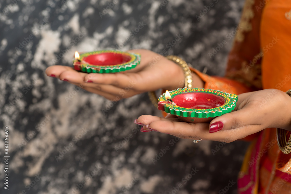 Portrait of a Indian Traditional Girl holding Diya, Girl Celebrating ...