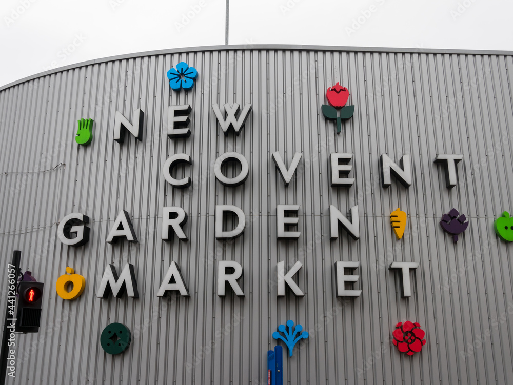 Foto de London, UK, June 20th 2021: The main entrance for New Covent ...