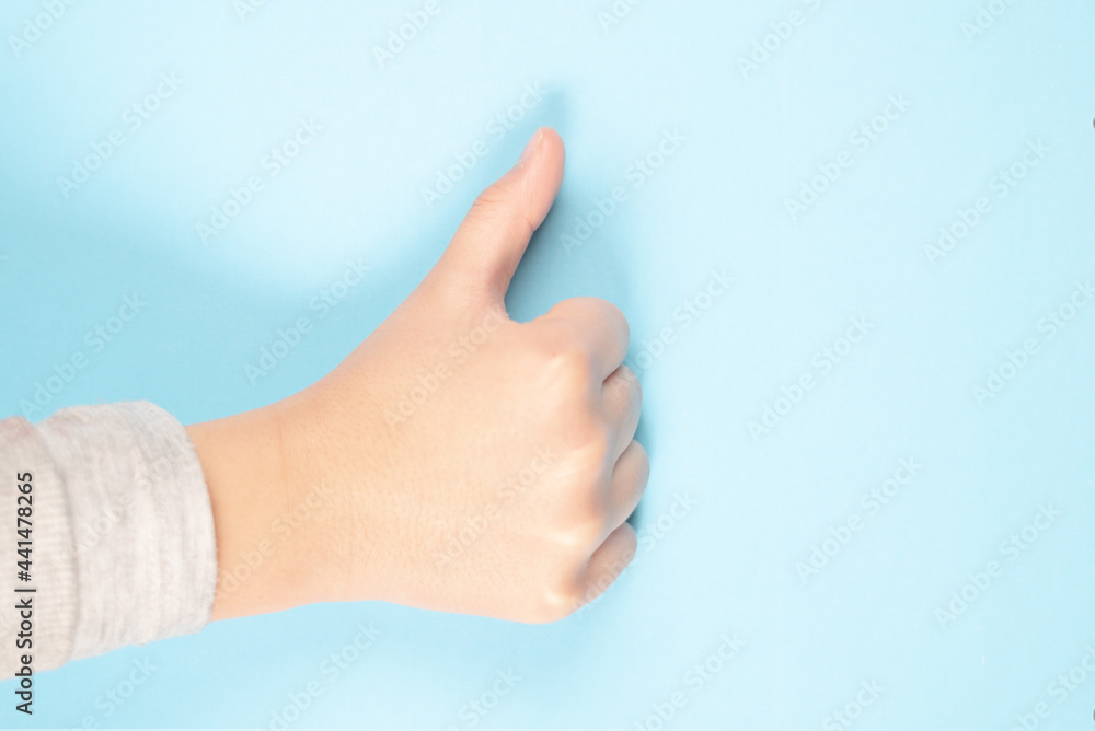 manos con fondo de color azul celeste Stock Photo | Adobe Stock