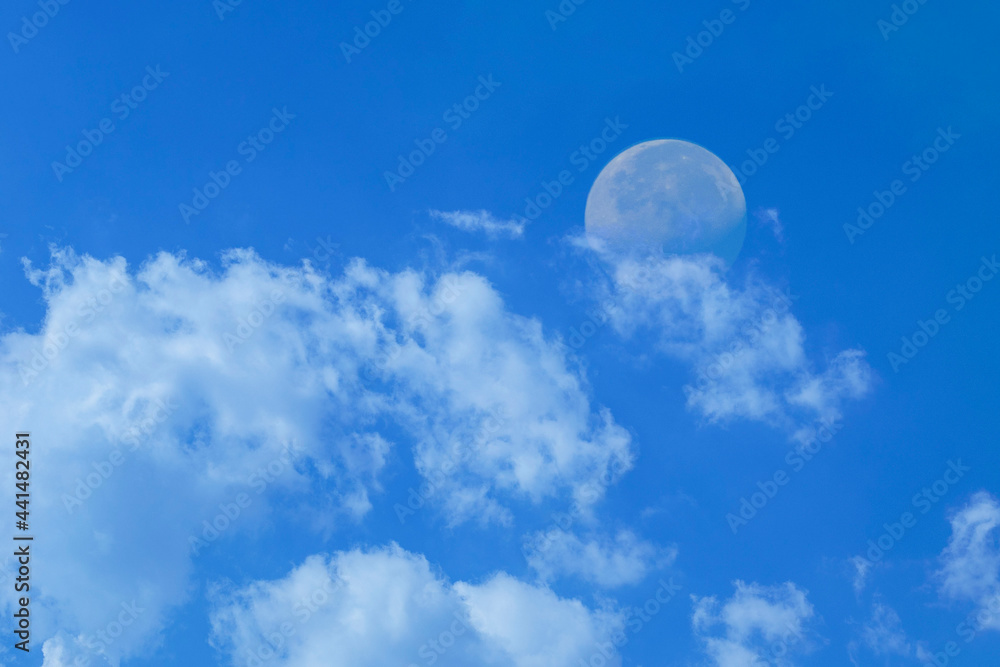 Cielo azul con luna. Paisaje lunar. Luna entre nubes. Stock Photo ...