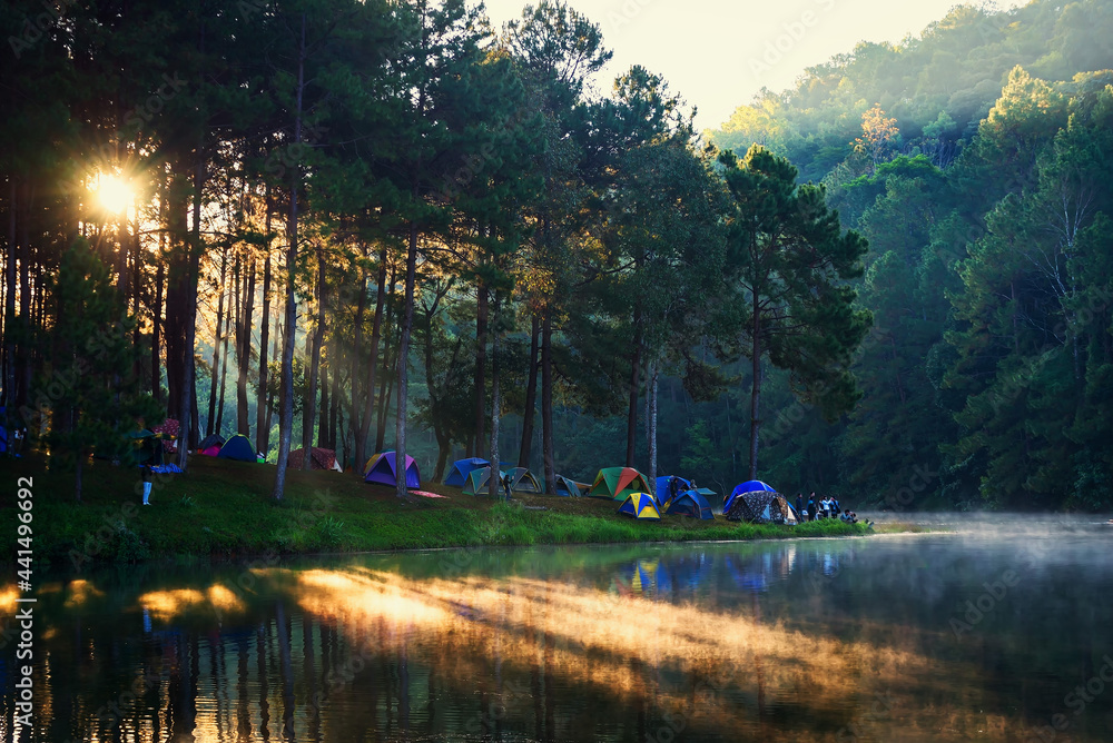 Foto de Morning in Pang Ung Lake,North of Thailand, is a tourist place ...