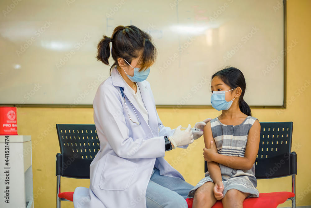 Coronavirus vaccination. Covid-19 vaccine. Doctor giving vaccinations ...