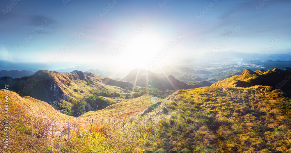 Paisaje panorámico al atardecer en cerro chame Panamá / Panoramic ...