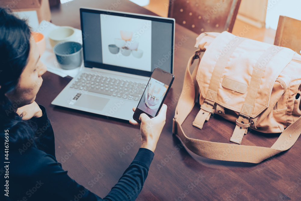 mujer comprando y vendiendo en internet, con laptop y smartphone ...