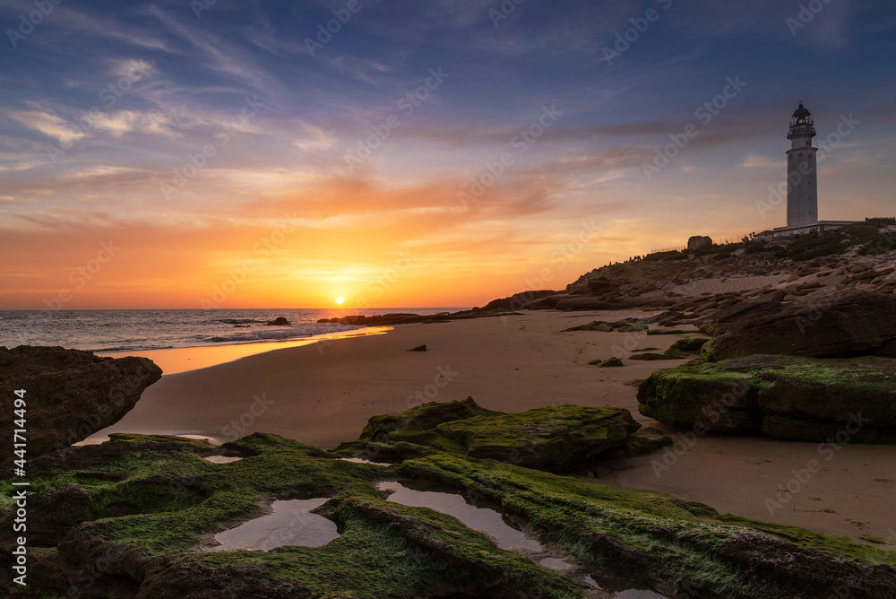Atardecer en la playa del faro de Trafalgar en Caños de Meca, Provincia ...