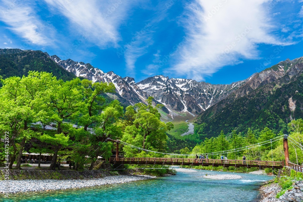 新緑の上高地 梓川と河童橋 foto de Stock | Adobe Stock