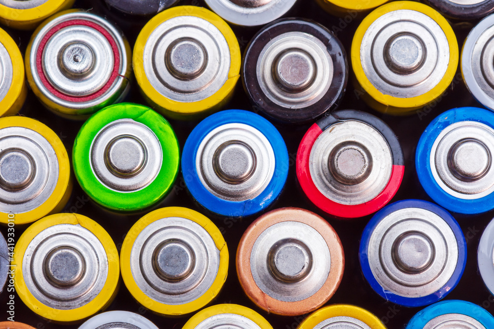 Nombreuses piles électriques AA usagées, alignées debout et vue de ...