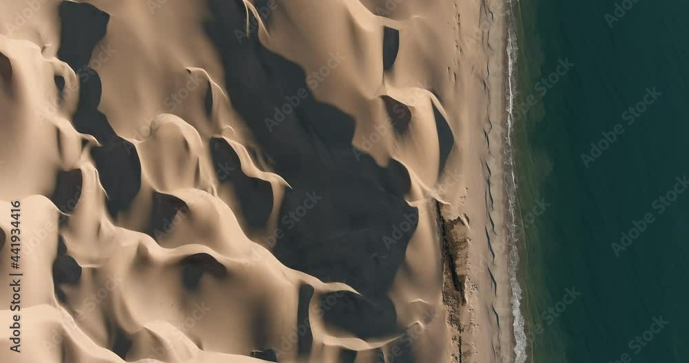 Vidéo Stock Spectacular high aerial view where the endless sand dunes ...