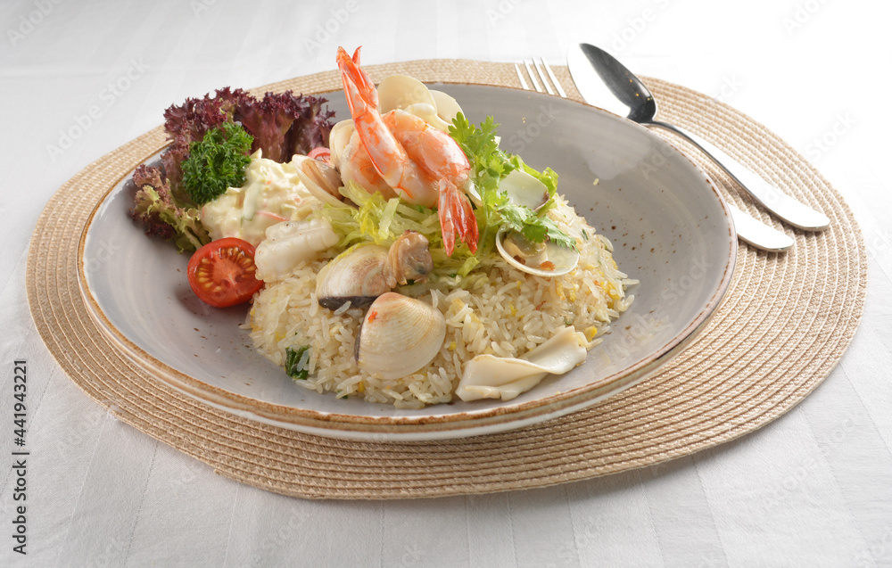Foto de chef wok fried rice with seafood prawn, octopus and fish with ...
