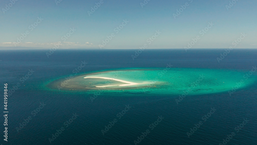 Sandy white island with beach and sandy bar in the turquoise atoll ...