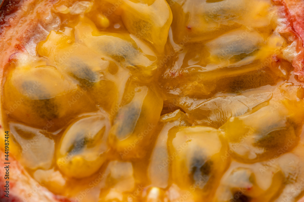 Foto de Macro view of yellow pulp flesh and black seeds of the Maracuja ...
