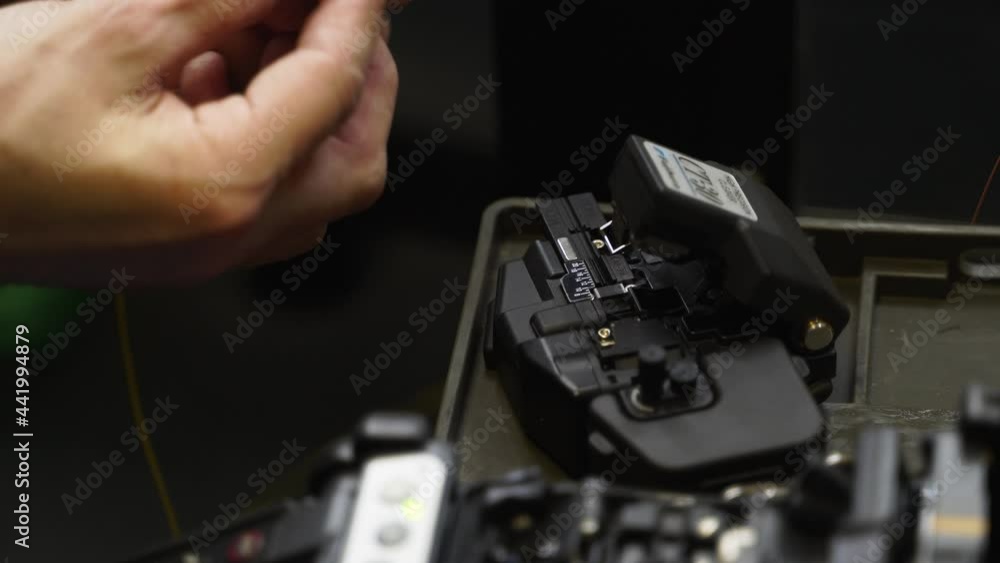 Vidéo Stock Worker welds optical line internet wire with welding ...